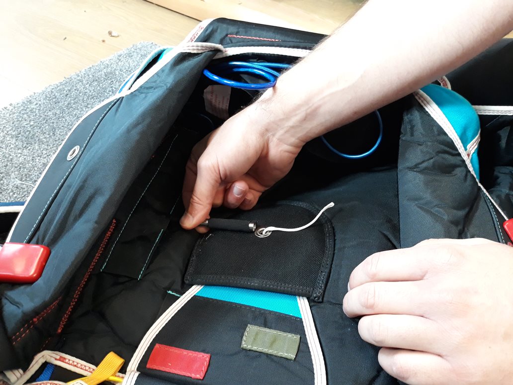 Removing an AAD (from a container) - XDream Skydiving